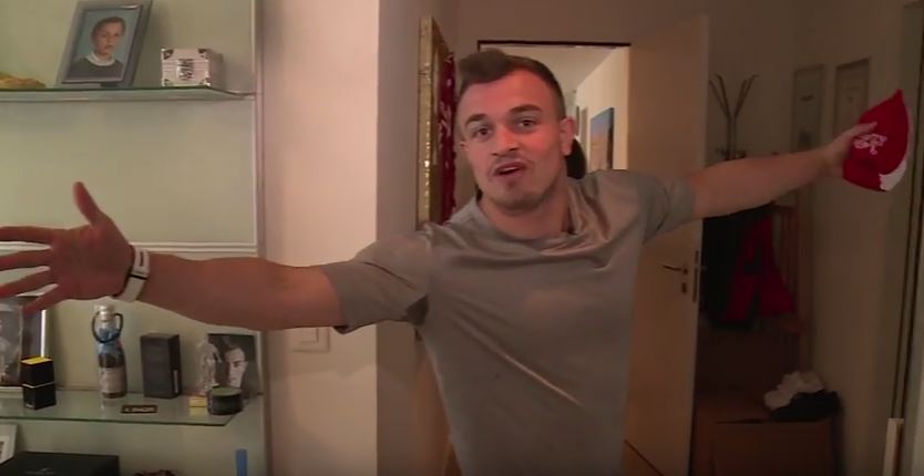 Shaqiri prezanton këpucët e reja, me tre flamuj në to - Albinfo