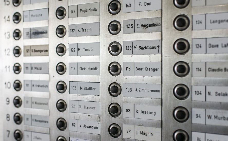 A duhet që të huajt edhe më tutje t`i "zviceranizojnë" mbiemrat e tyre ...