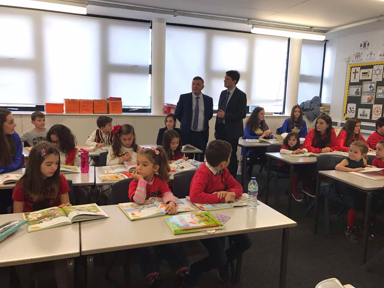 Libra dhe mjete shkollore për shkollat shqipe në Londër - Albinfo