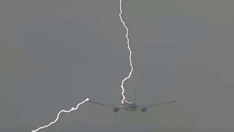 Aeroplani goditet nga rrufeja - Albinfo