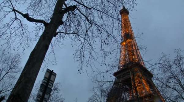 Atmosferë e bukur mbretëron afër kullës Eiffel - Albinfo