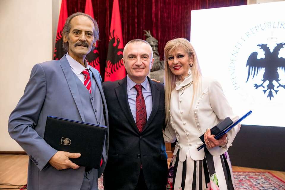 Liljana Cingu e Rexhep Çeliku marrin dekoratën “Nderi i Kombit” - Albinfo