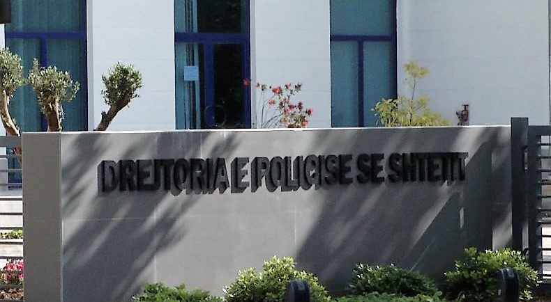 Arrestohen mbi 40 persona në Shqipëri, prej tyre 4 policë - Albinfo