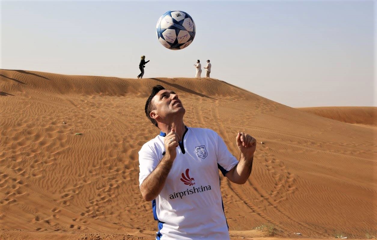 Agushi paralajmëron rekord të ri: Vozitje e veturës me top në kokë ...