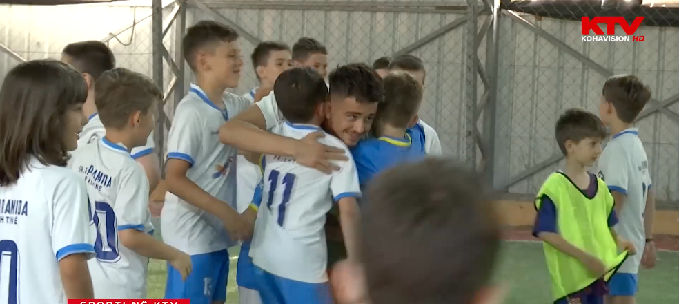 Zhegrova i befason fëmijët e një shkolle futbolli në Prishtinë - Albinfo
