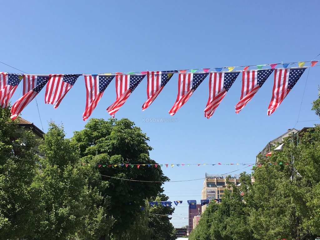 Prishtina dekorohet me flamuj amerikanë - Albinfo