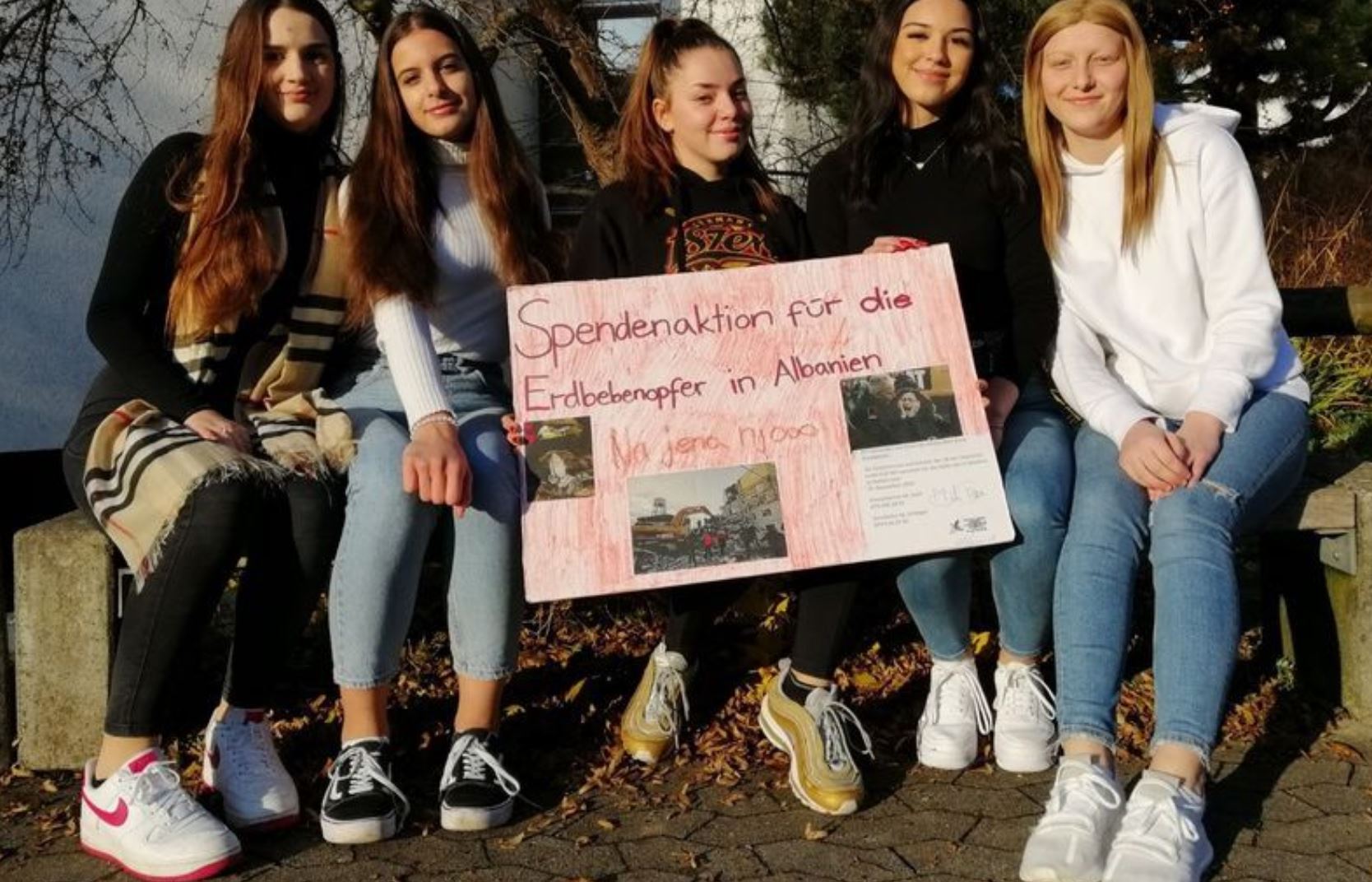 Vajzat nga Zvicra mblodhën para për viktimat e tërmetit në Shqipëri ... Vajzat nga Zvicra mblodhën para për viktimat e tërmetit në Shqipëri ...