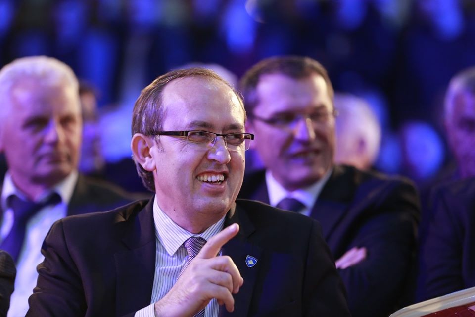“Shteti shtet”, sllogani i LDK-së - Albinfo “Shteti shtet”, sllogani i LDK-së - Albinfo