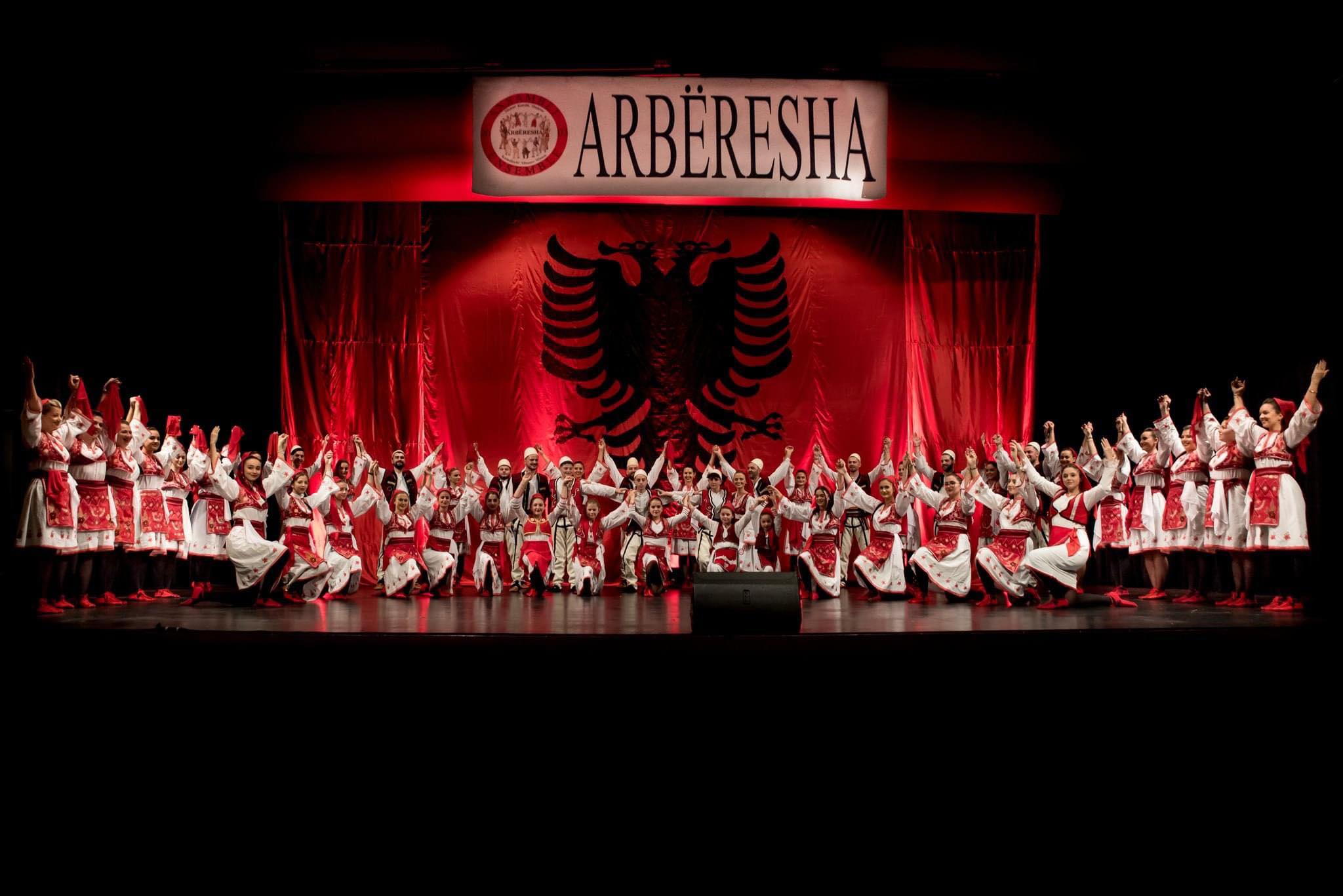 20 vjet me këngë e valle burimore shqiptare nga Ansambli “Arbëresha ...