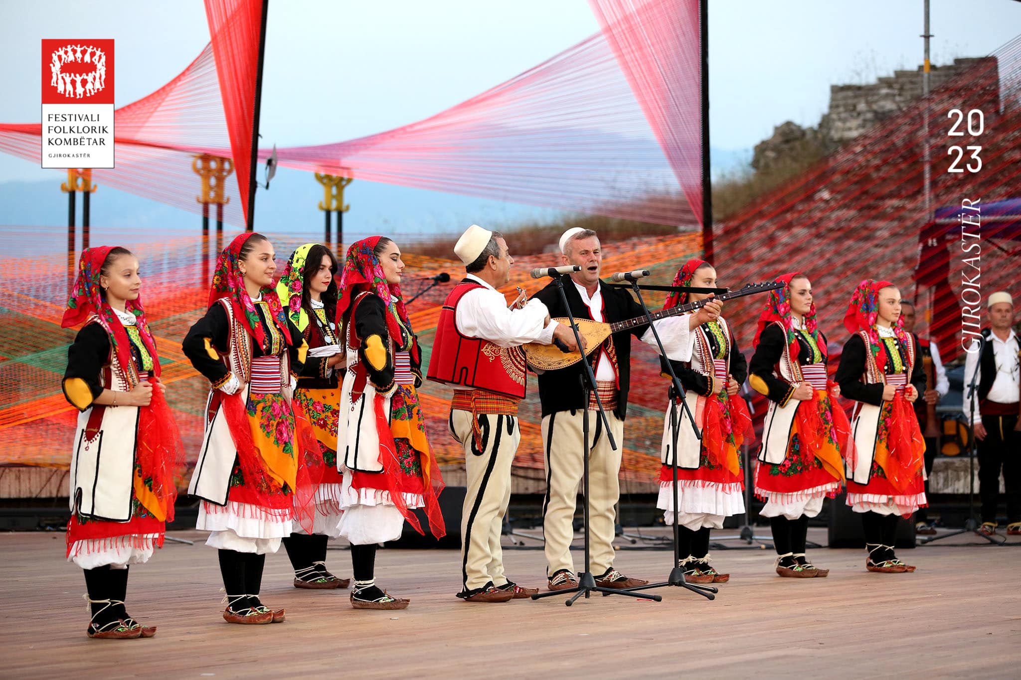 Ansambli "Rapsodët e Gjenevës" dhe "Bashkimi" i Zvicrës dhuruan ...