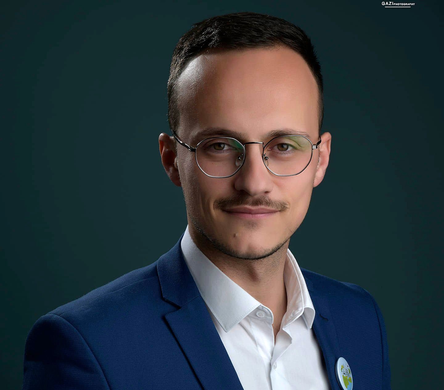 Alban Hyseni i VV-së shpall fitoren në Gjilan, fton qytetarët në festë ...