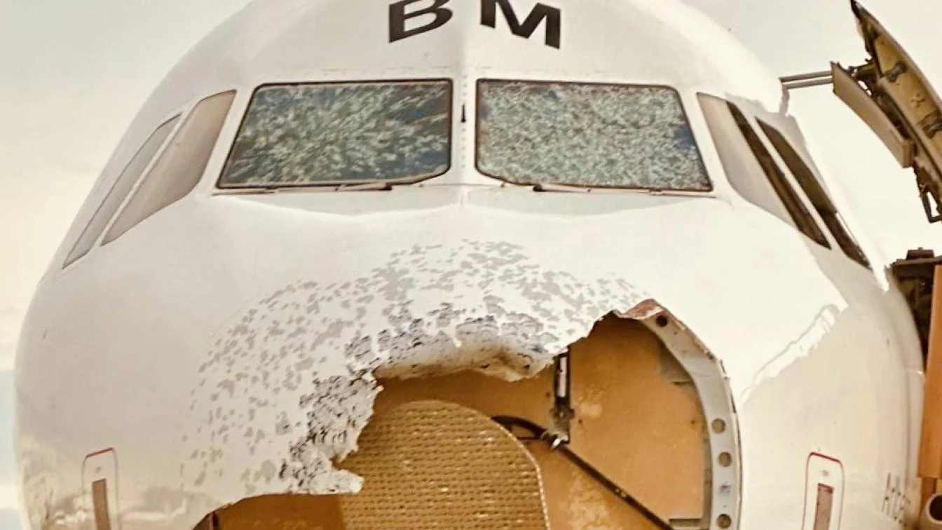 Breshëri dëmtoi rëndë aeroplanin e „Austria Airlines” para aterimit në ...