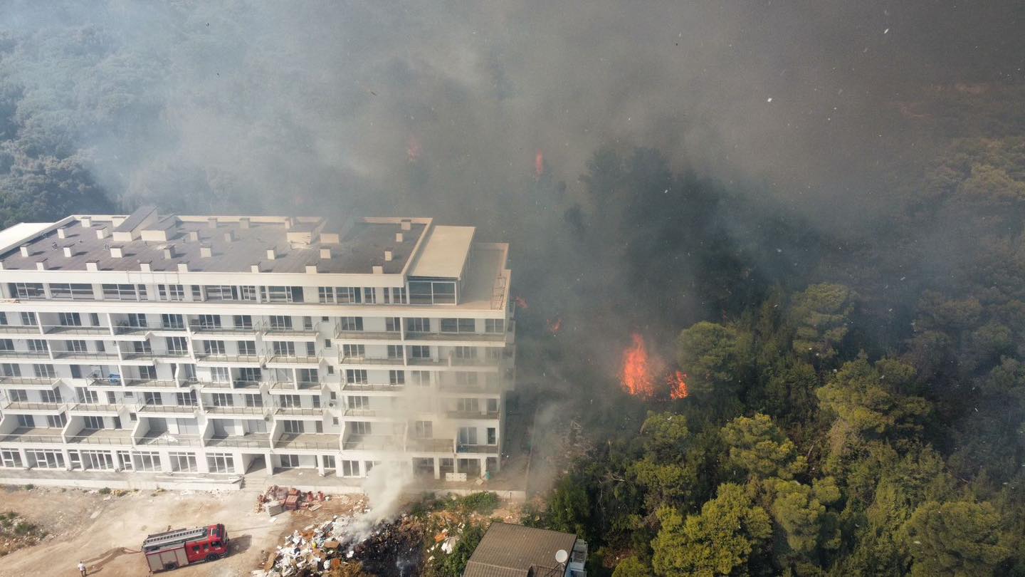 Zjarre masive nëpër pyje në vendet e Ballkanit - Albinfo