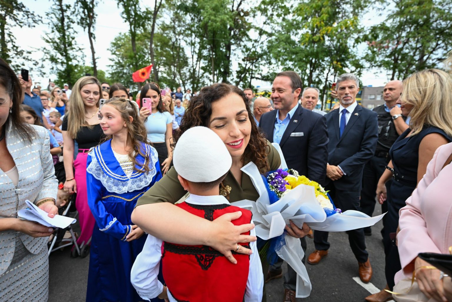 Të vegjlit e diasporës shqiptare nderojnë presidenten Osmani me lule ...