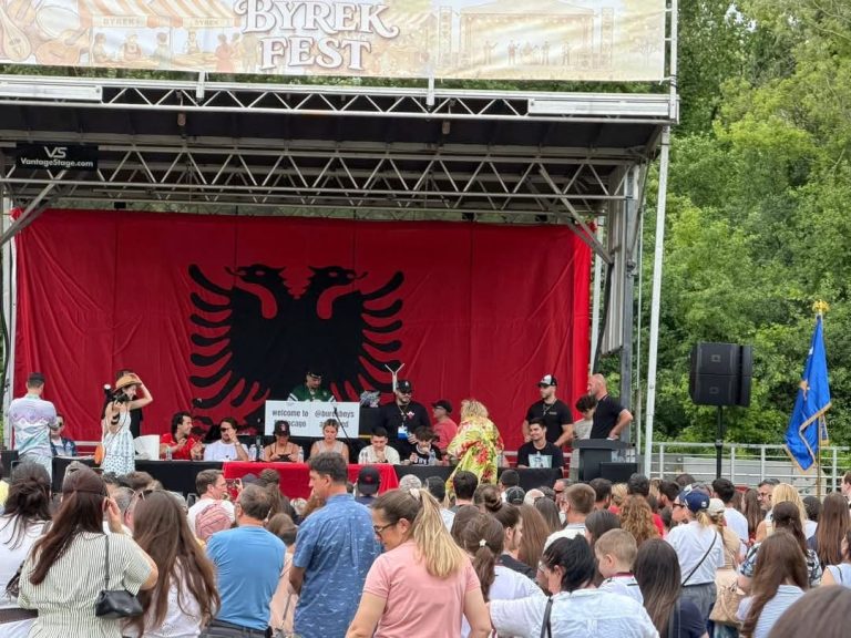 “Festa e Byrekut” bashkon qindra shqiptarë në Çikago për të tretin vit ...