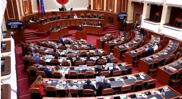 “Rama jep dorëheqjen”, thirrjet e opozitës ndërpresin seancën në ...