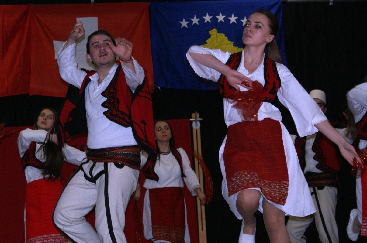 “Ardhmëria” u takon shqiptarëve të integruar - Albinfo